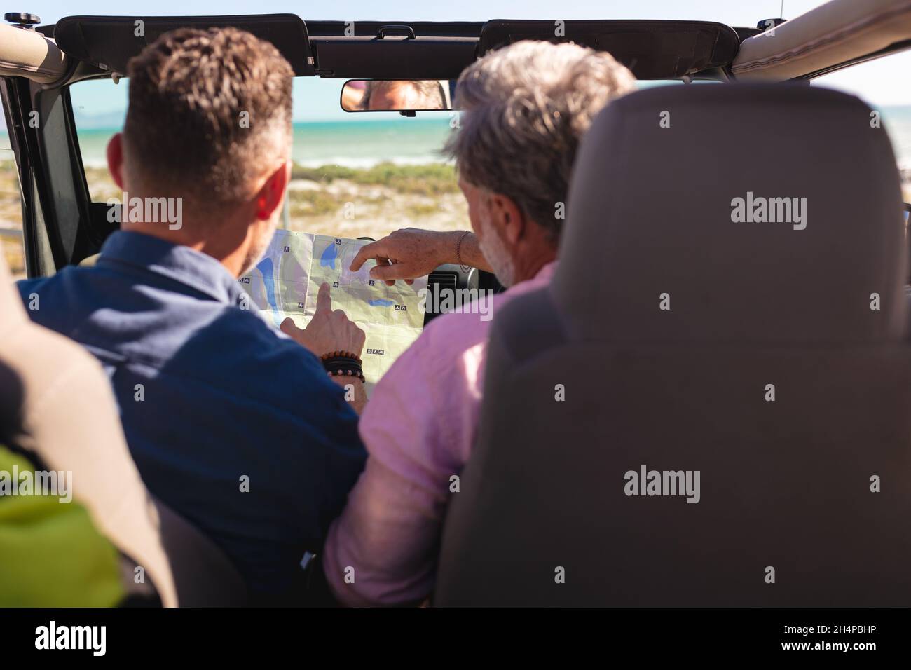 Reading map in car hi-res stock photography and images - Alamy