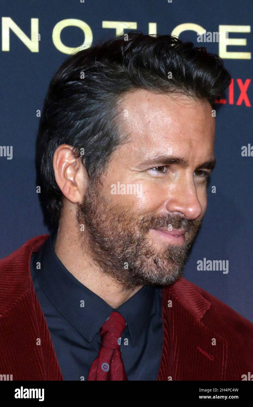 Red notice world premiere hi-res stock photography and images - Alamy