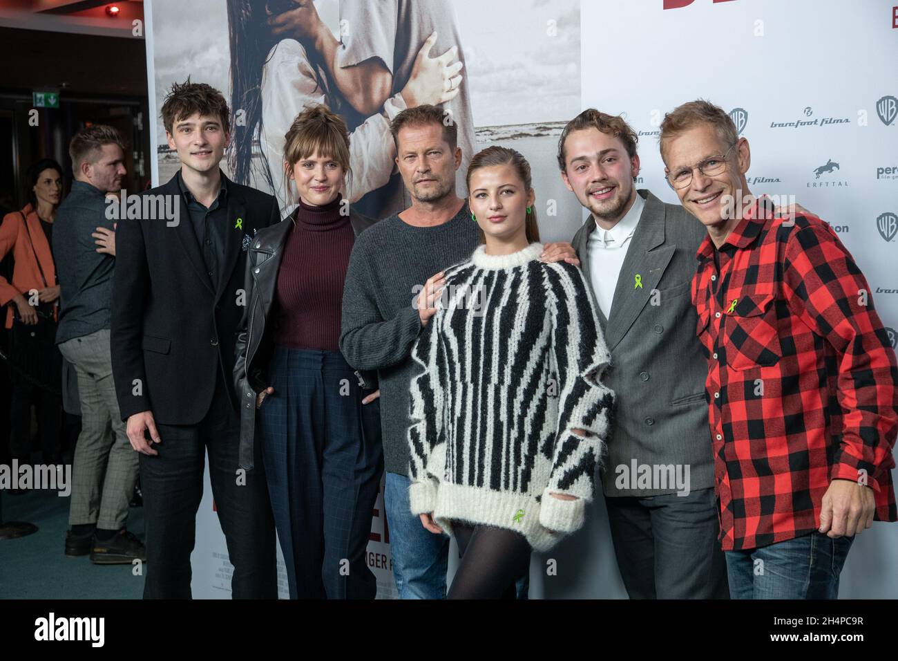 L-R: Sebastian Schneider, Emily Cox, Til Schweiger mit seiner Tochter ...
