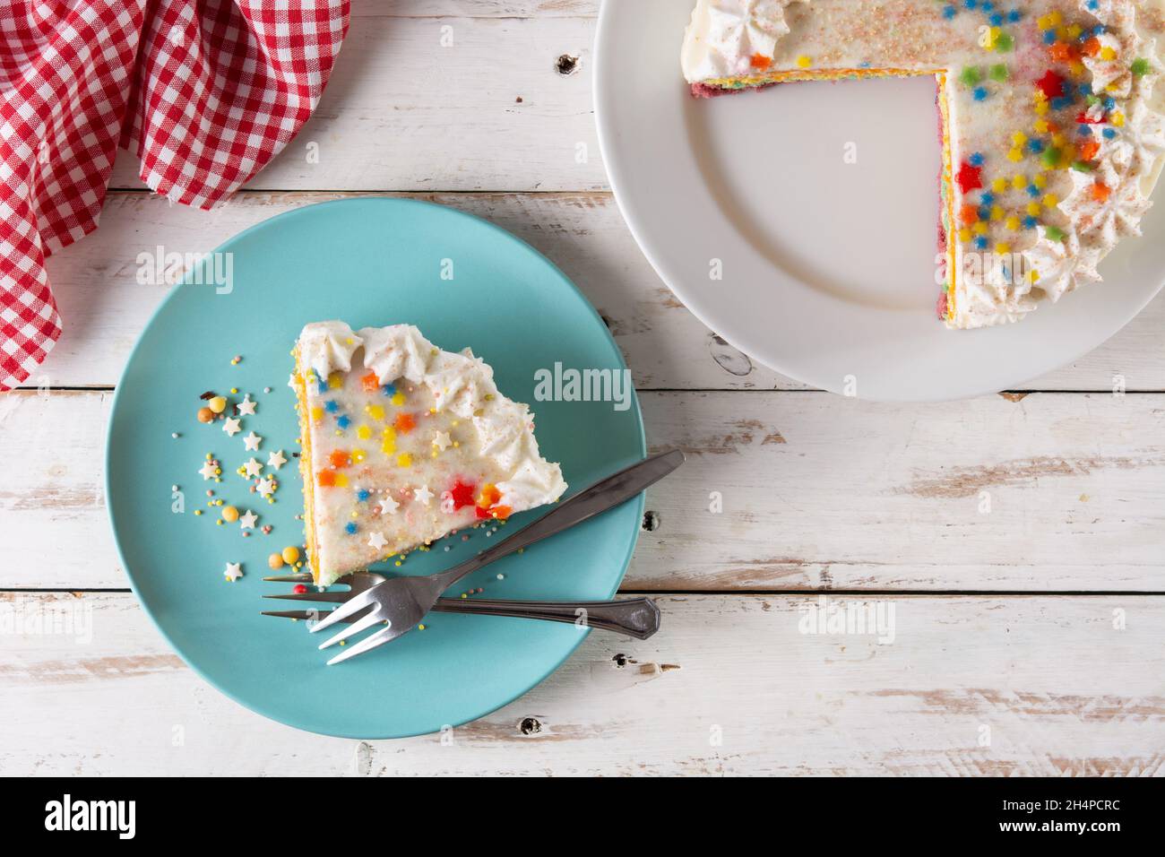 Layered rainbow cake hi-res stock photography and images - Alamy