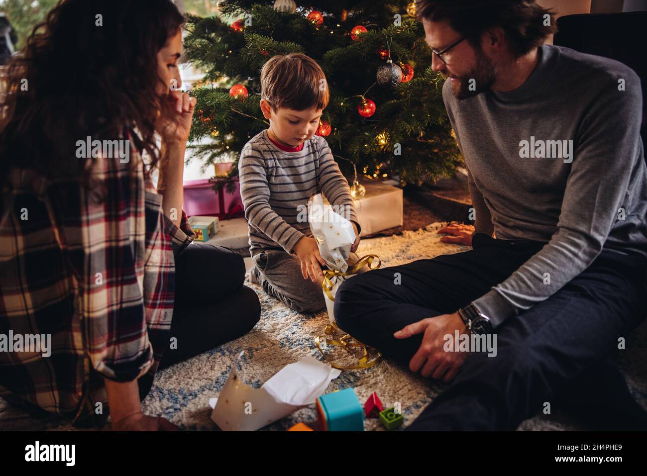 Unwrapping presents christmas hi-res stock photography and images - Alamy