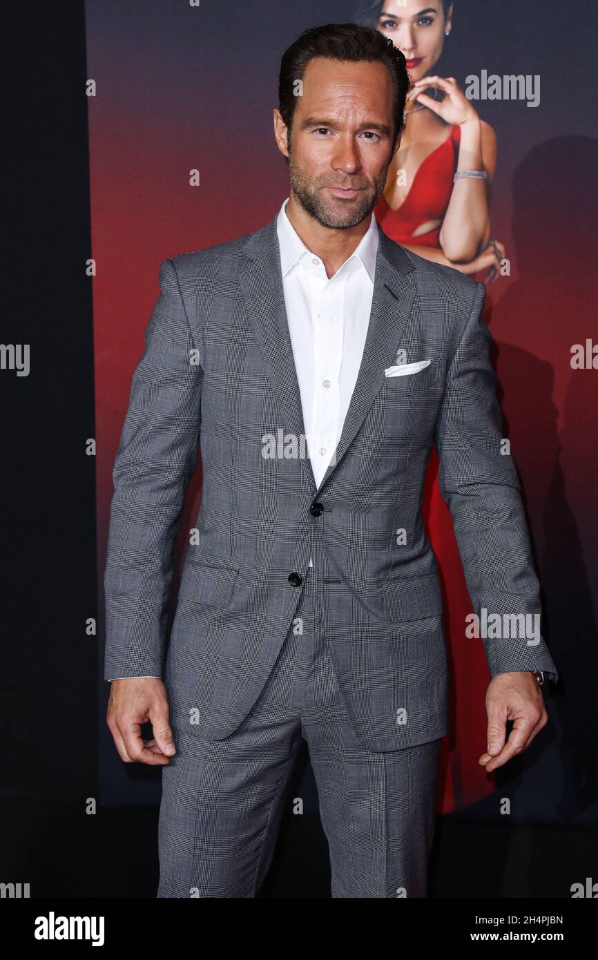 LOS ANGELES, CALIFORNIA, USA - NOVEMBER 04: Actor Chris Diamantopoulos ...