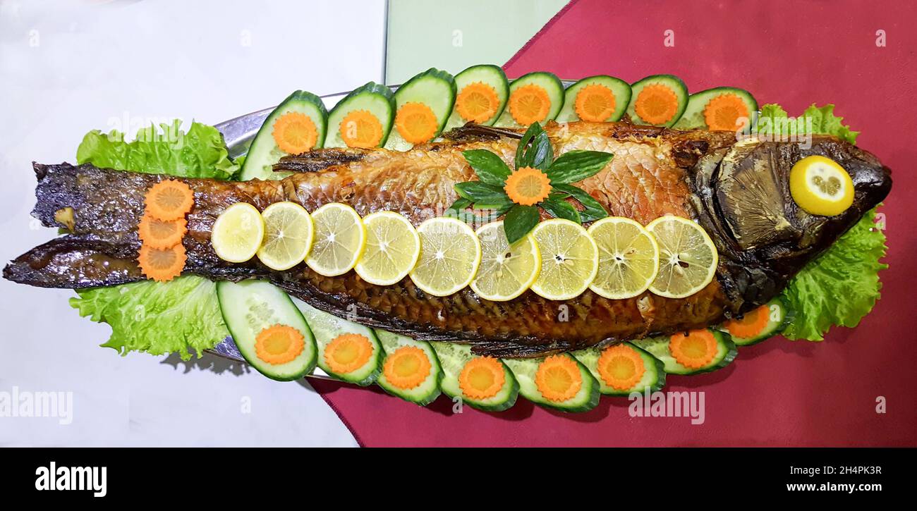 Fish head platter hi-res stock photography and images - Alamy