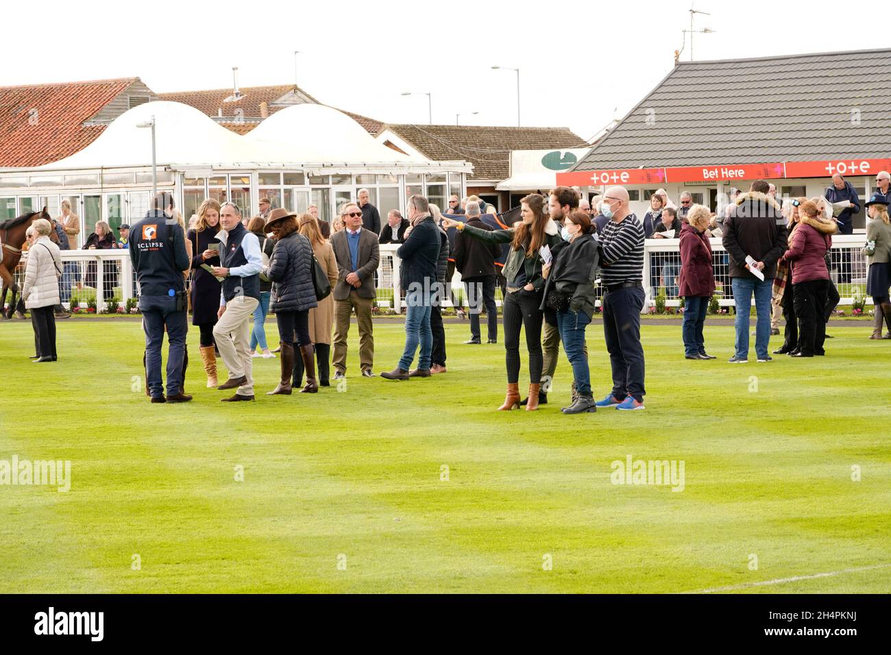 A days thoroughbred horse racing at a British Racecourse Stock Photo ...