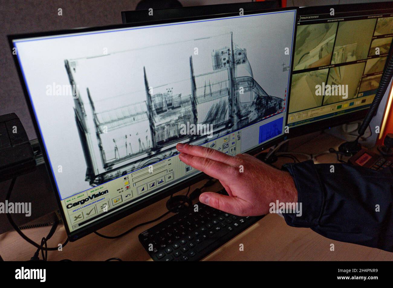 Weilerswist, Germany. 04th Nov, 2021. On the screen of a mobile X-ray ...