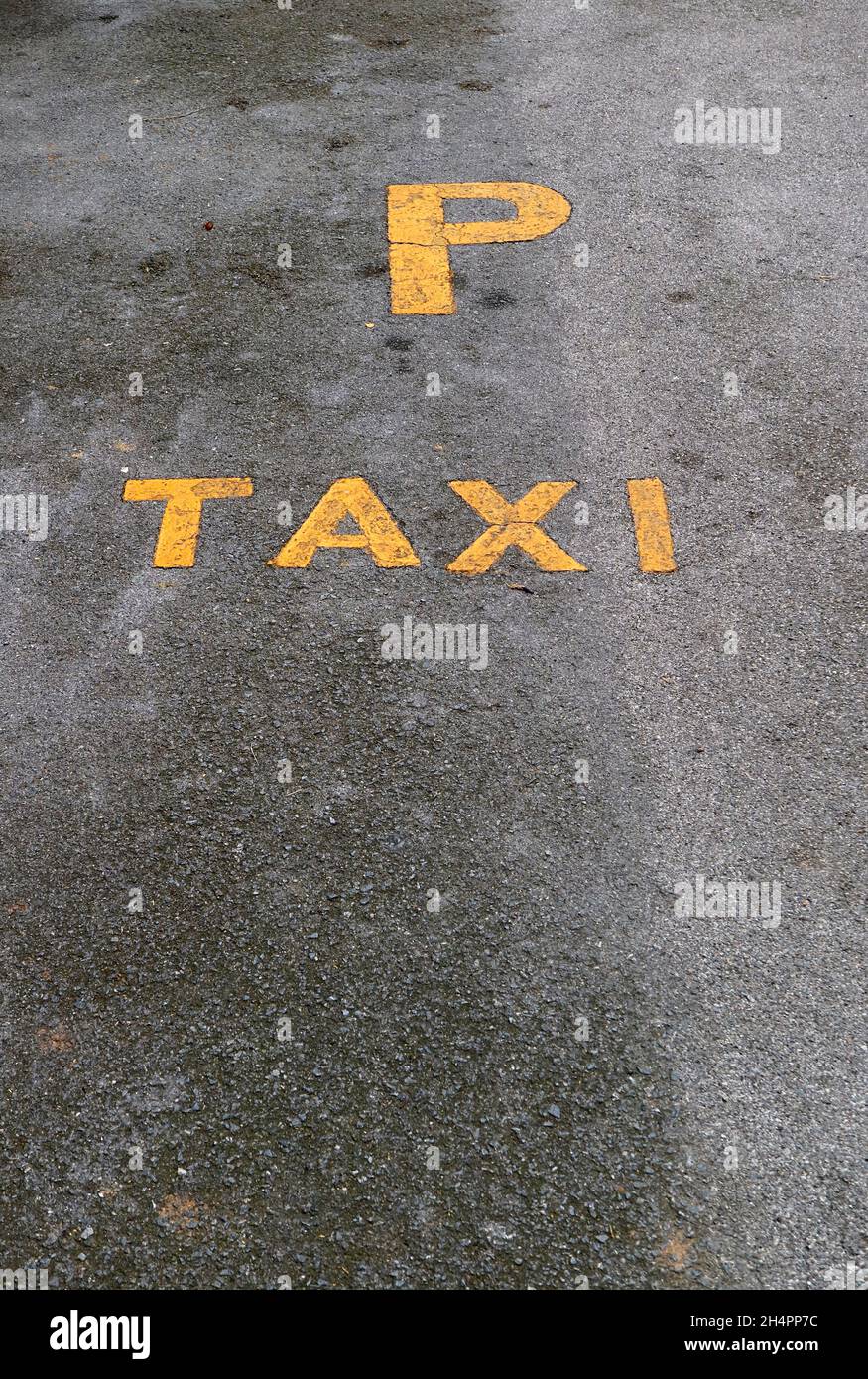 Taxi parking hi-res stock photography and images - Alamy