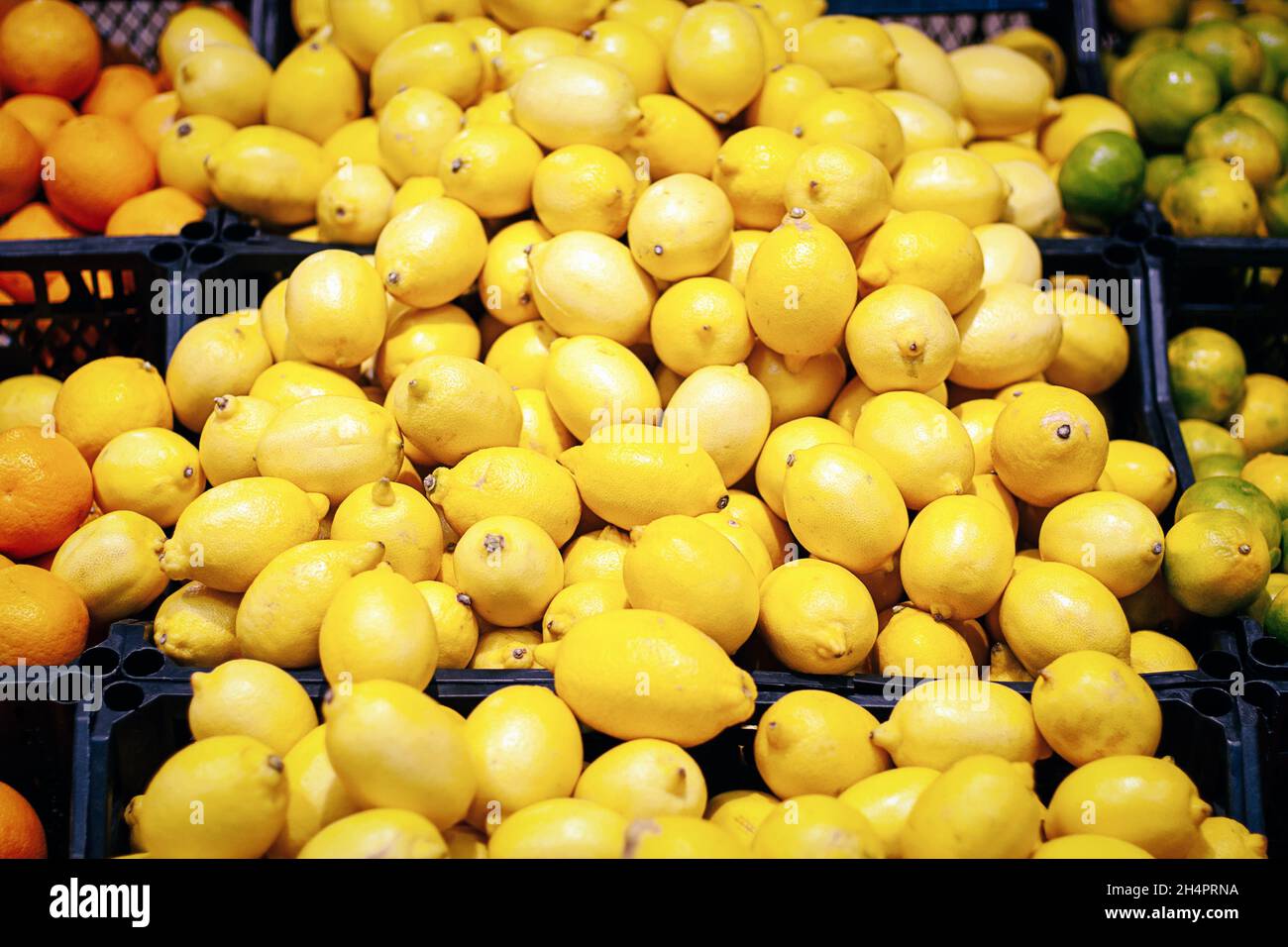 Fresh lemons pile in the supermarket Stock Photo - Alamy