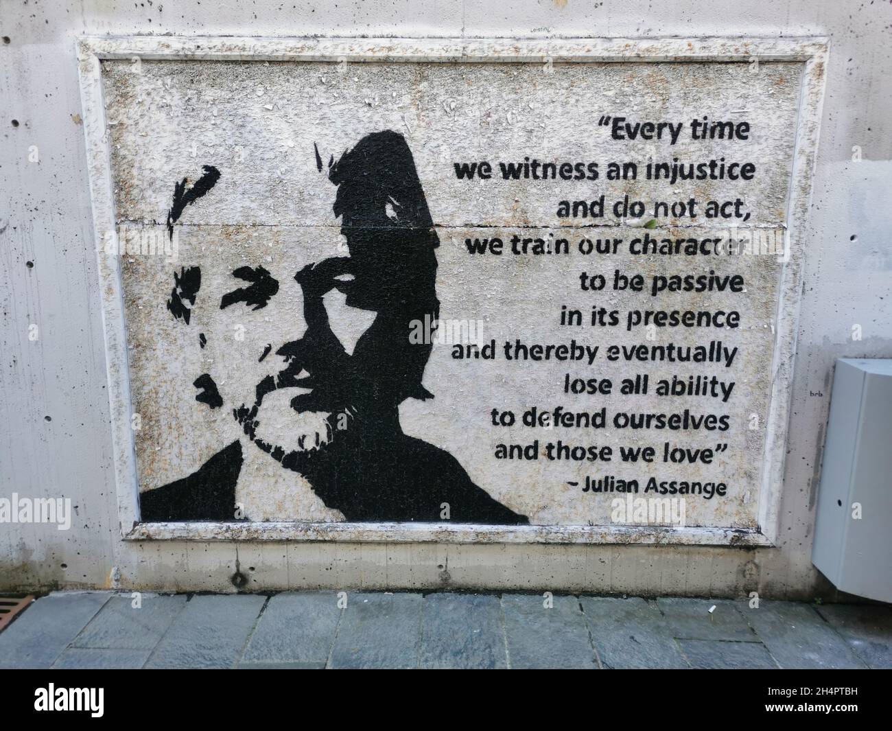 Graffiti julian assange hi-res stock photography and images - Alamy