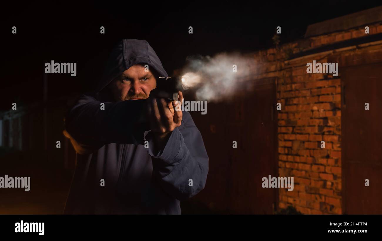 Man shoots pistol hi-res stock photography and images - Alamy