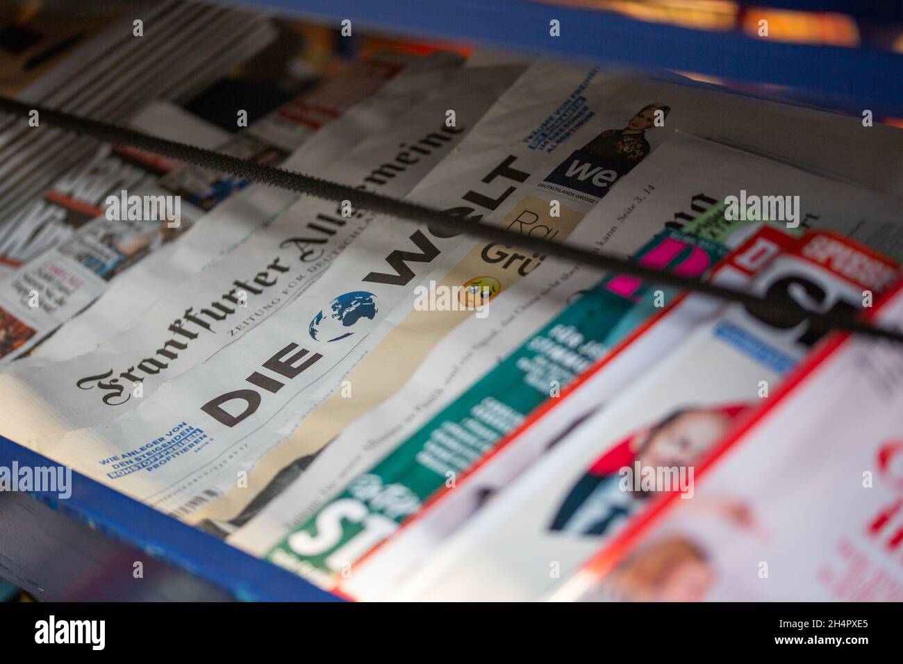 PRODUCTION - 25 October 2021, Netherlands, Amsterdam: Newspapers and ...