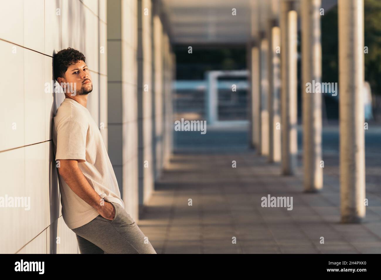 Man facing wall hi-res stock photography and images - Alamy