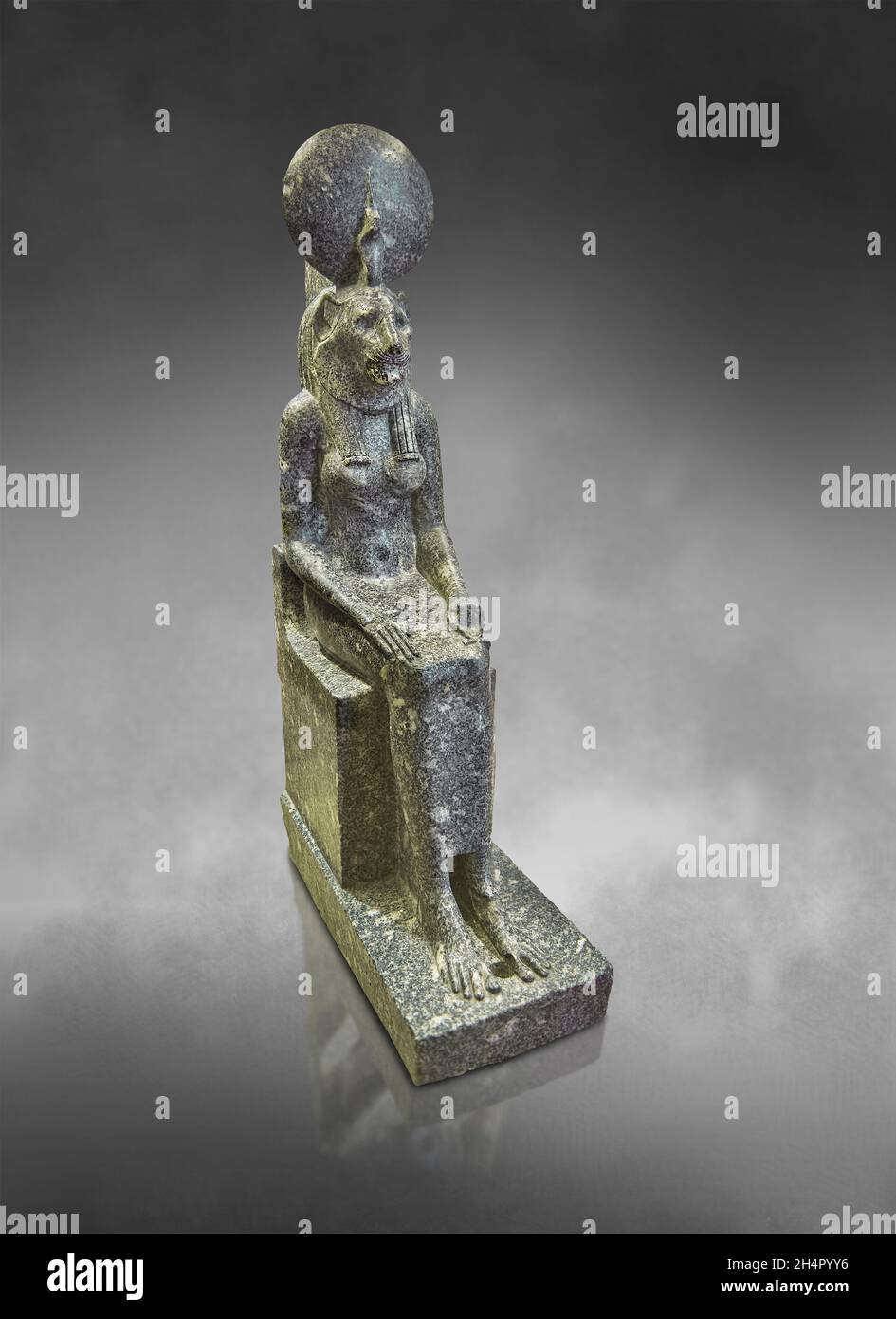 Egyptian god statue hi-res stock photography and images - Alamy