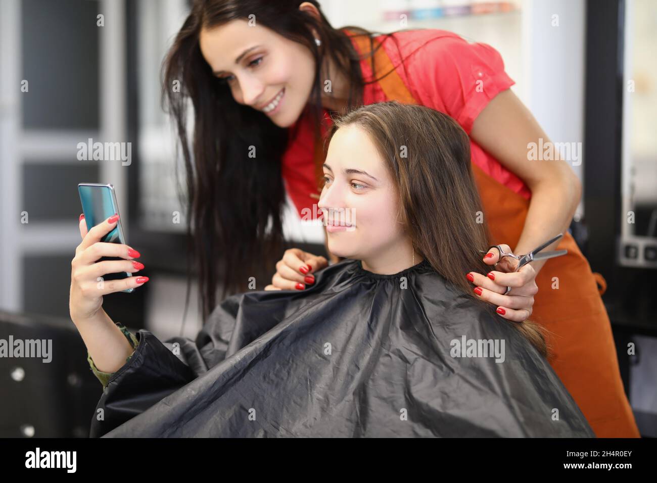 Professional barber girl at work Stock Photo - Alamy