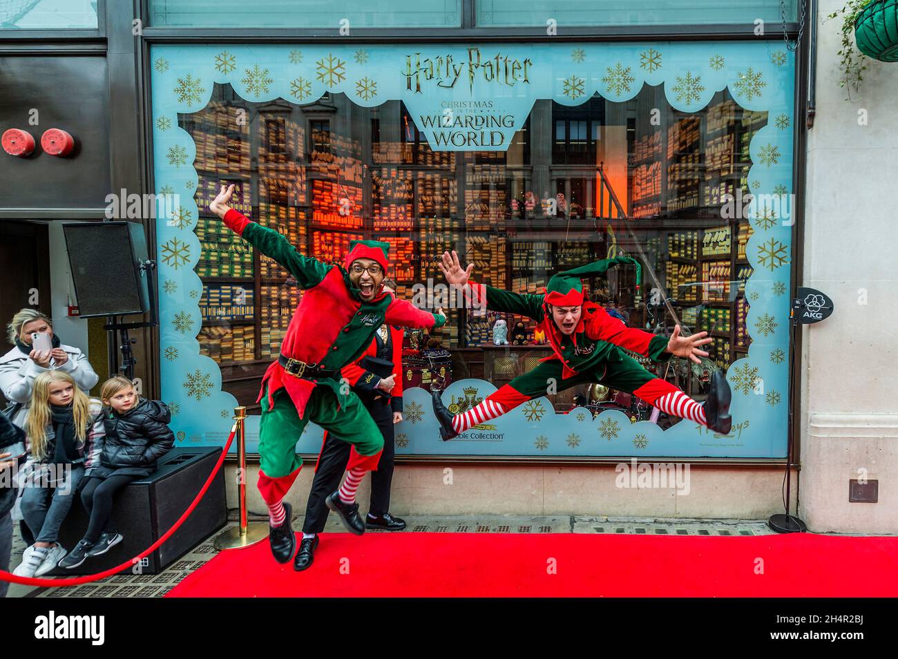London, UK. 4th Nov, 2021. Elves and santa reveal the wizard window ...