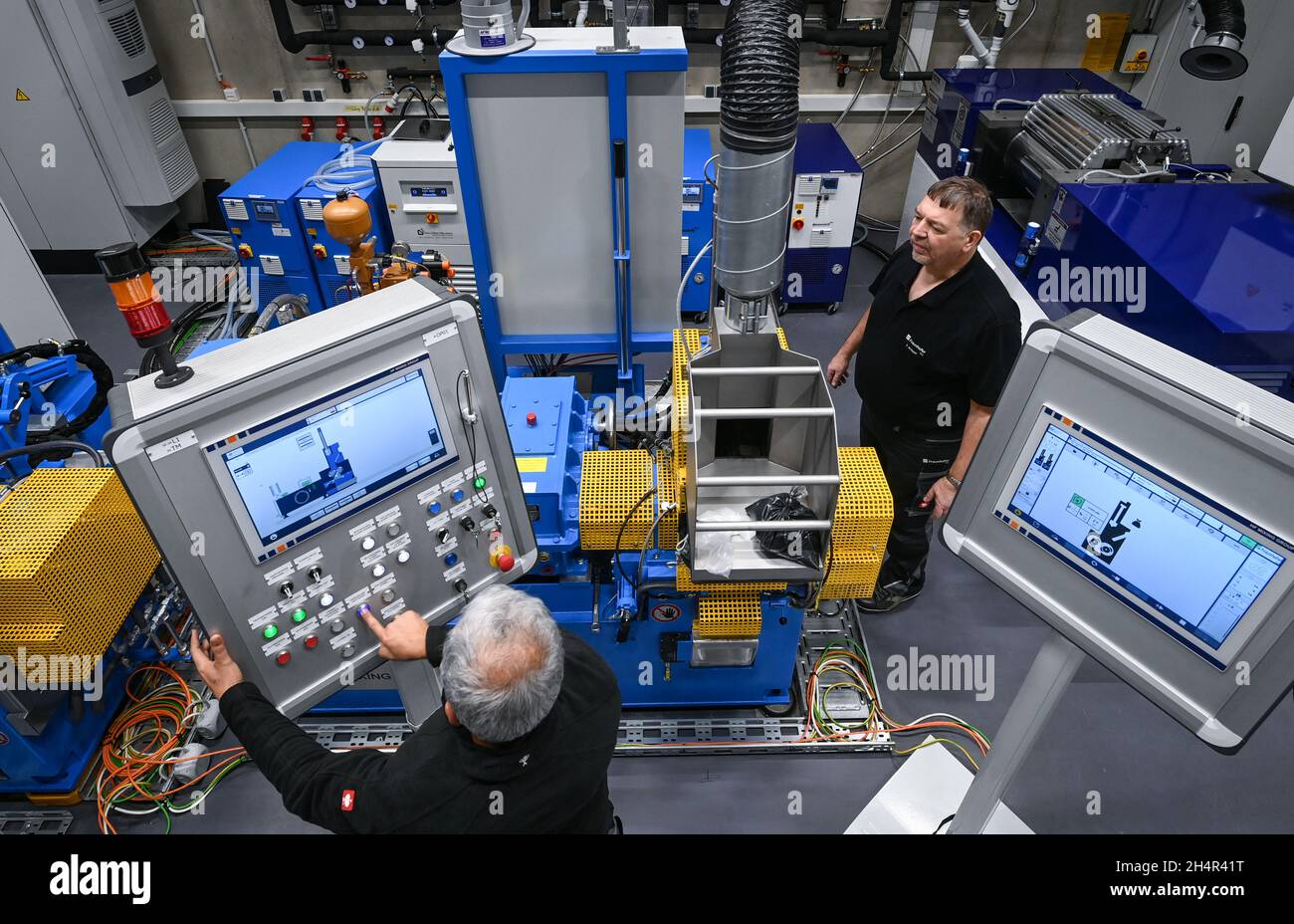 Schkopau, Germany. 04th Nov, 2021. Employees of the Fraunhofer Pilot ...