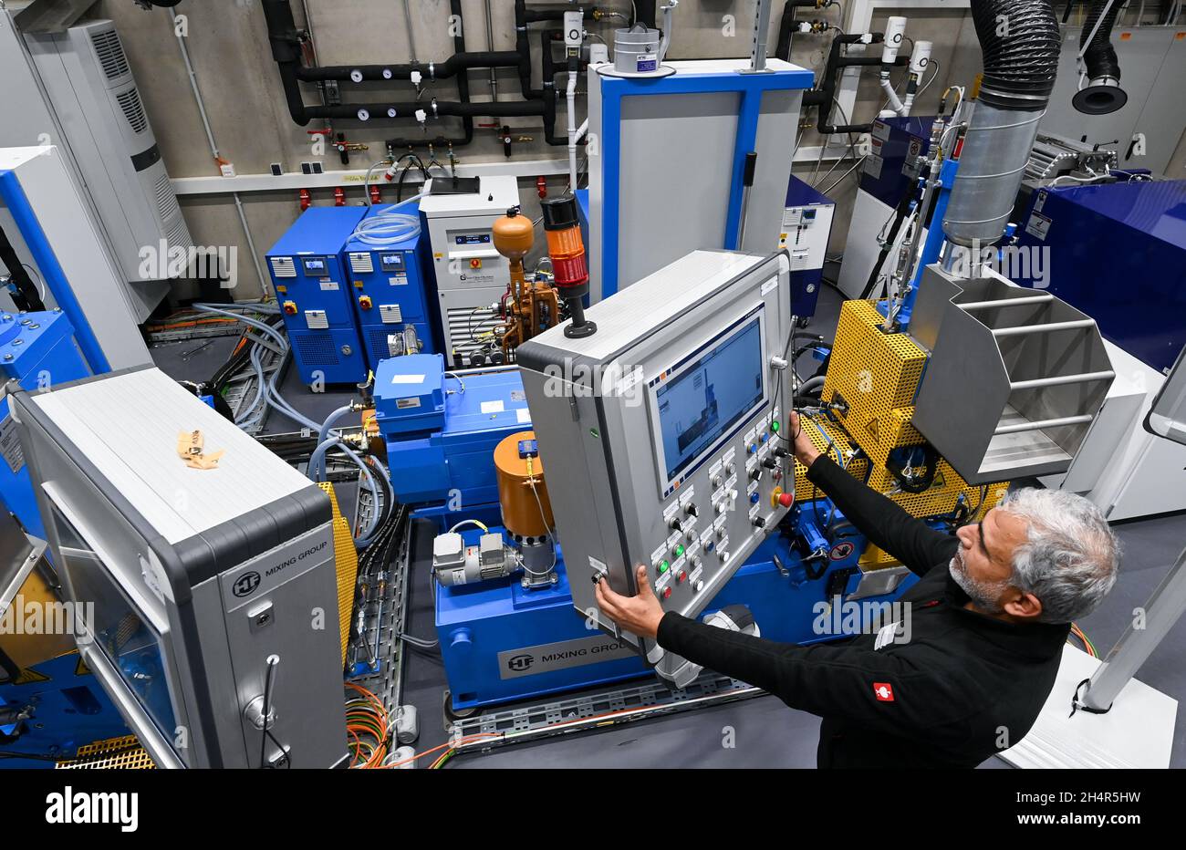 Schkopau, Germany. 04th Nov, 2021. An employee of the Fraunhofer Pilot ...