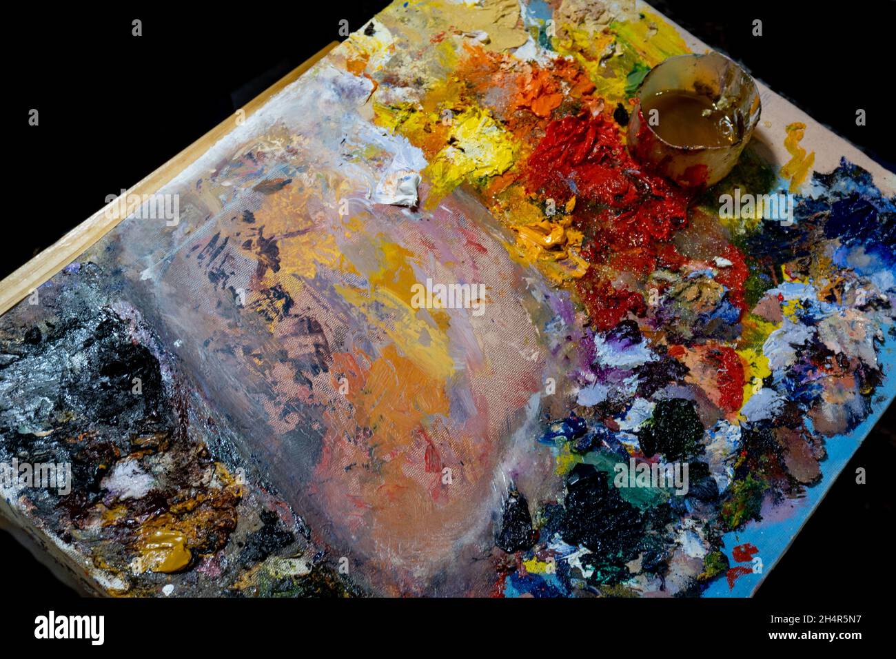 Oil paint palette hi-res stock photography and images - Alamy