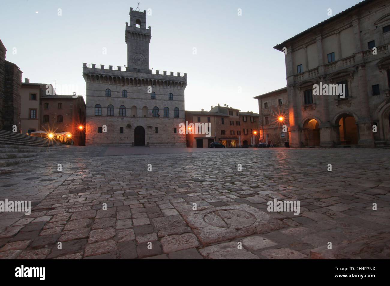 Old Town, Piazza Grande square, Town Hall, Montepulciano, Tuscany ...