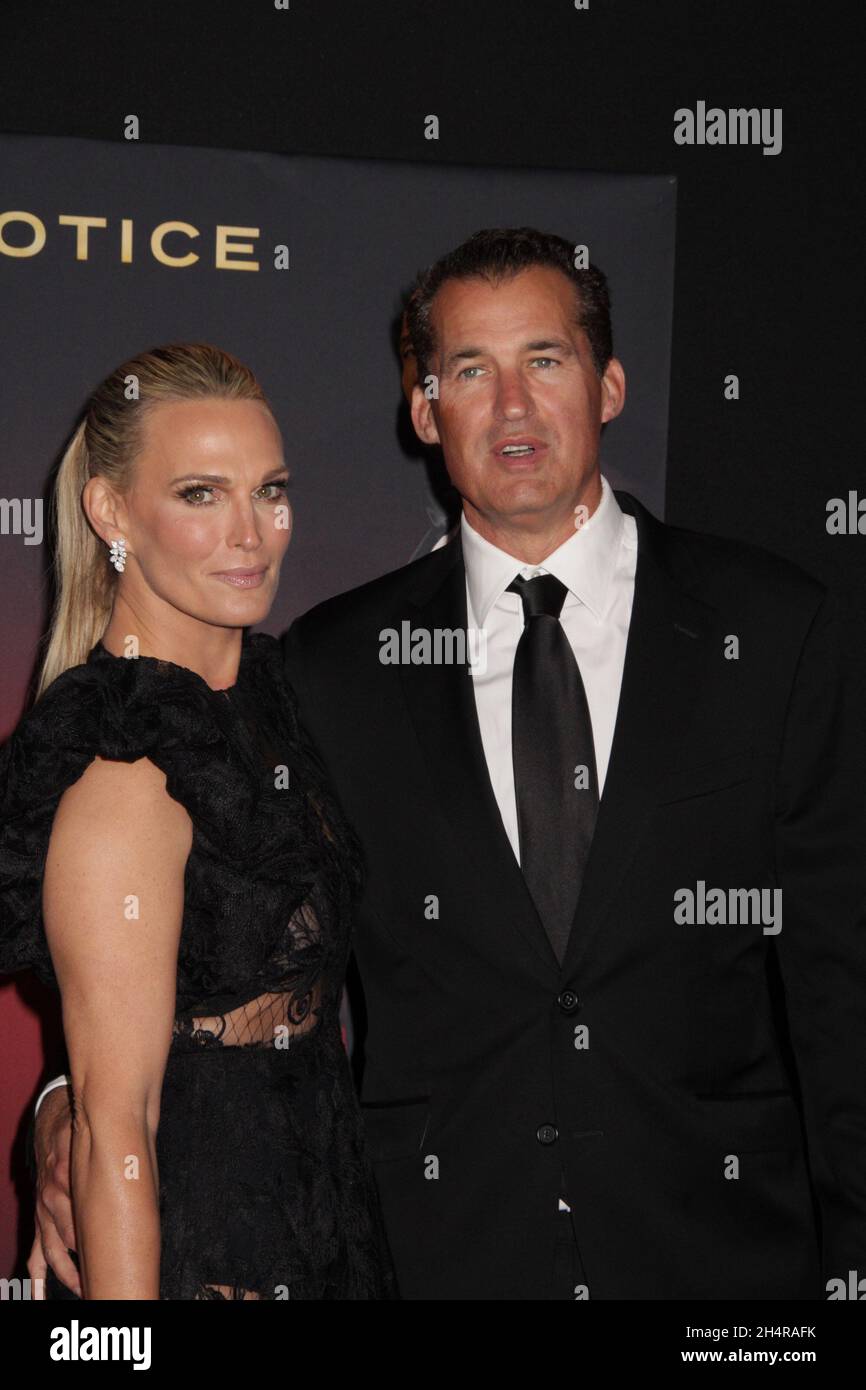Molly Sims, Scott Stuber 11/03/2021 The World Premiere of "Red Notice ...