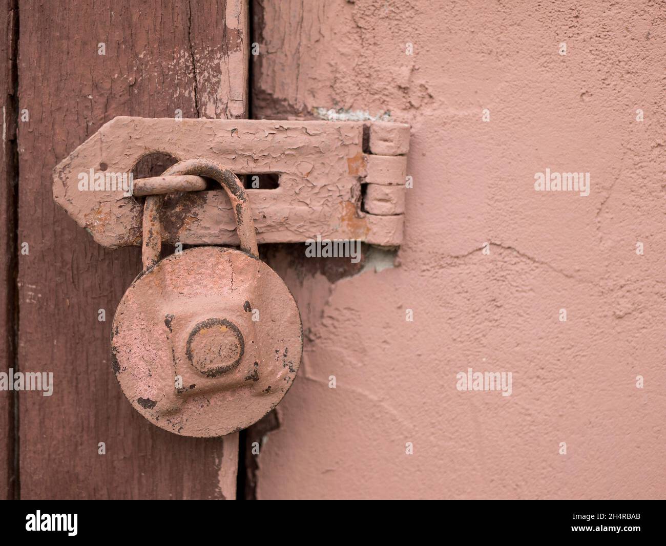 Hanging lock hi-res stock photography and images - Alamy