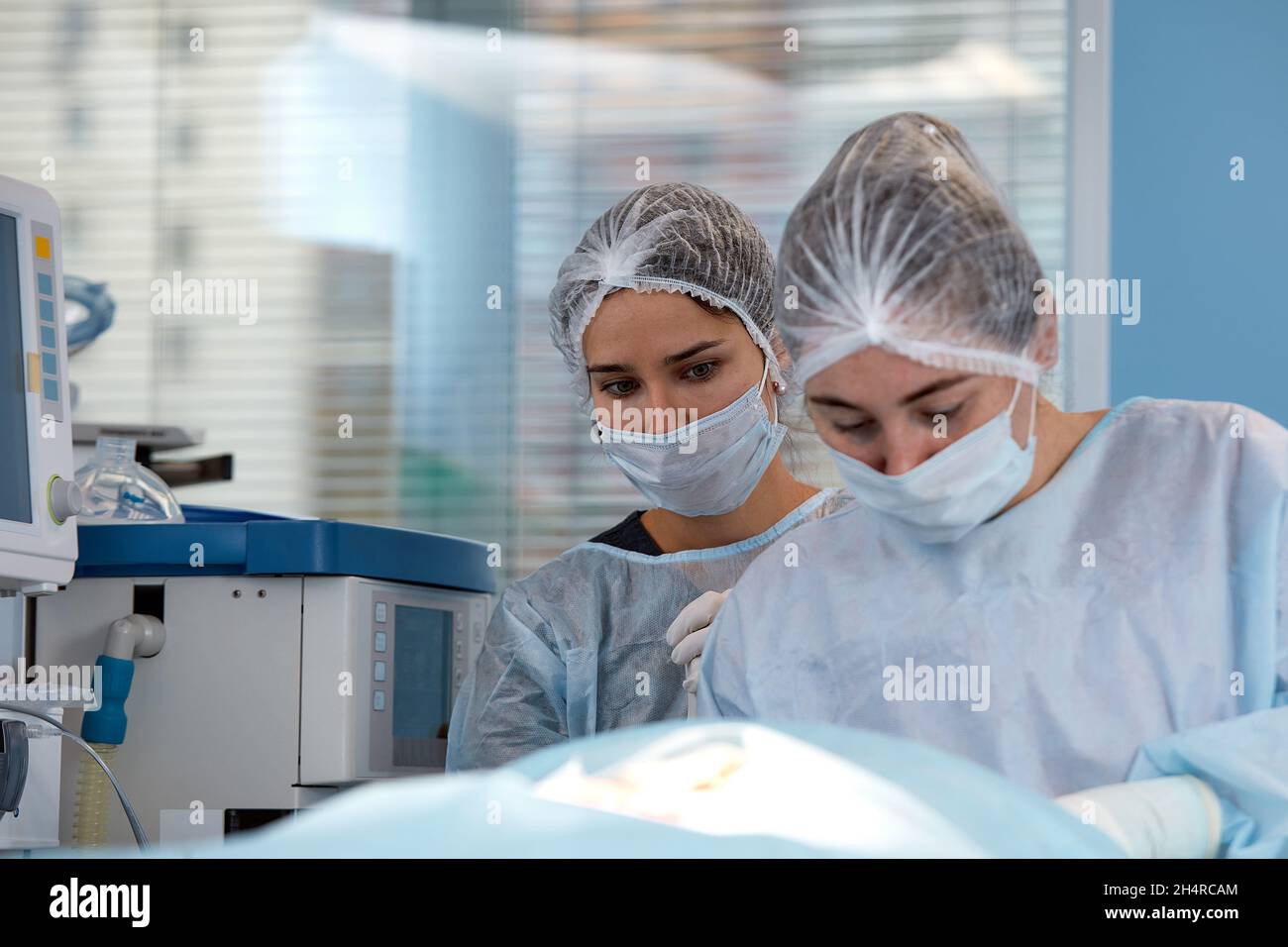 Monitor in operating theater monitoring hi-res stock photography and ...