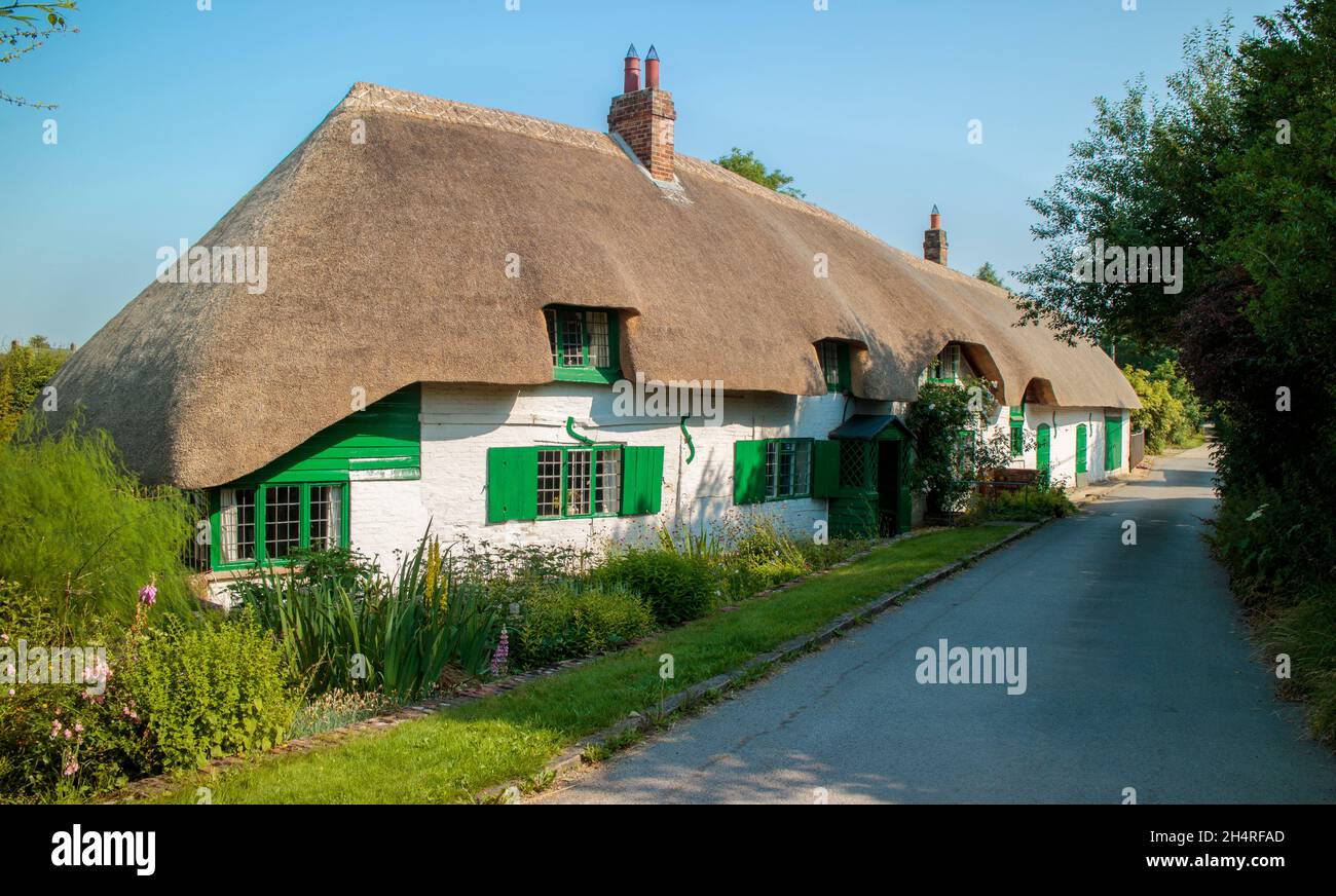 Scenic walk along the Kennet and Avon Canal Stock Photo - Alamy