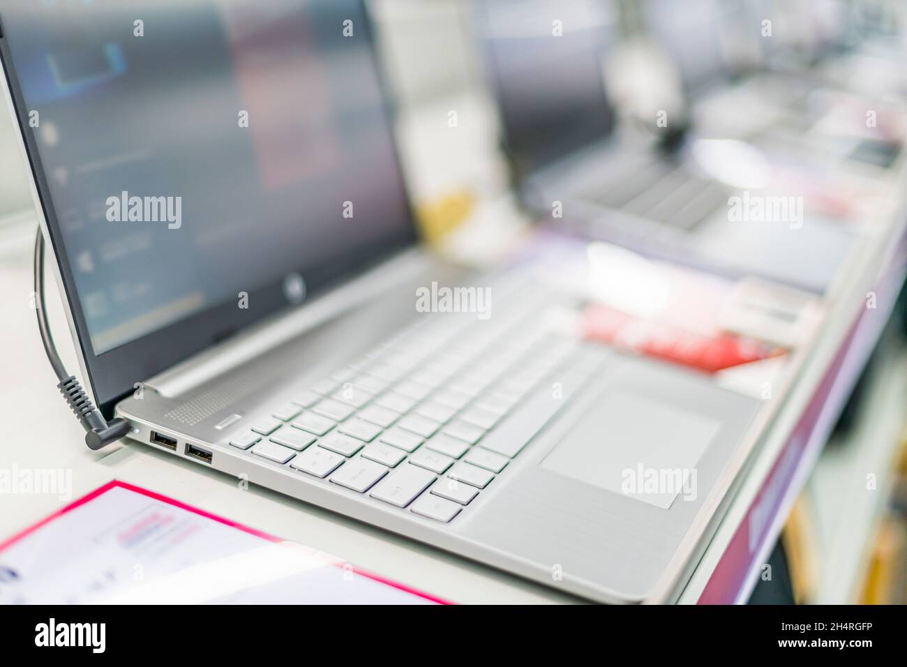 Computers for sale hi-res stock photography and images - Alamy