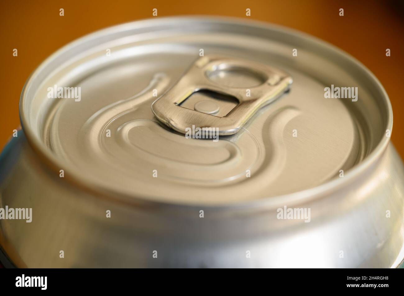 Closeup of the top of an aluminium craft beer can with pull tab Stock ...