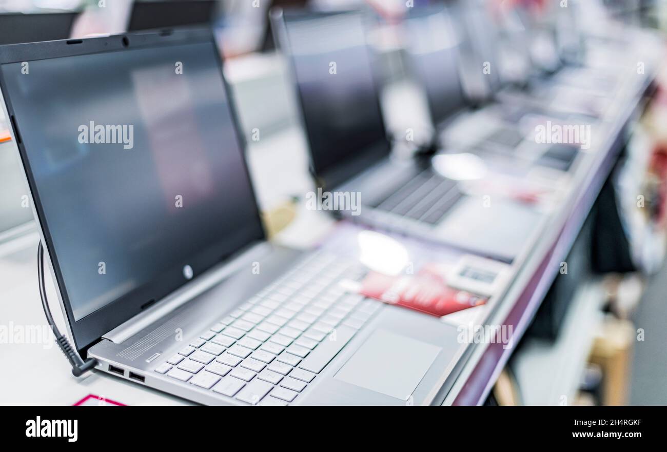 Computers for sale hi-res stock photography and images - Alamy
