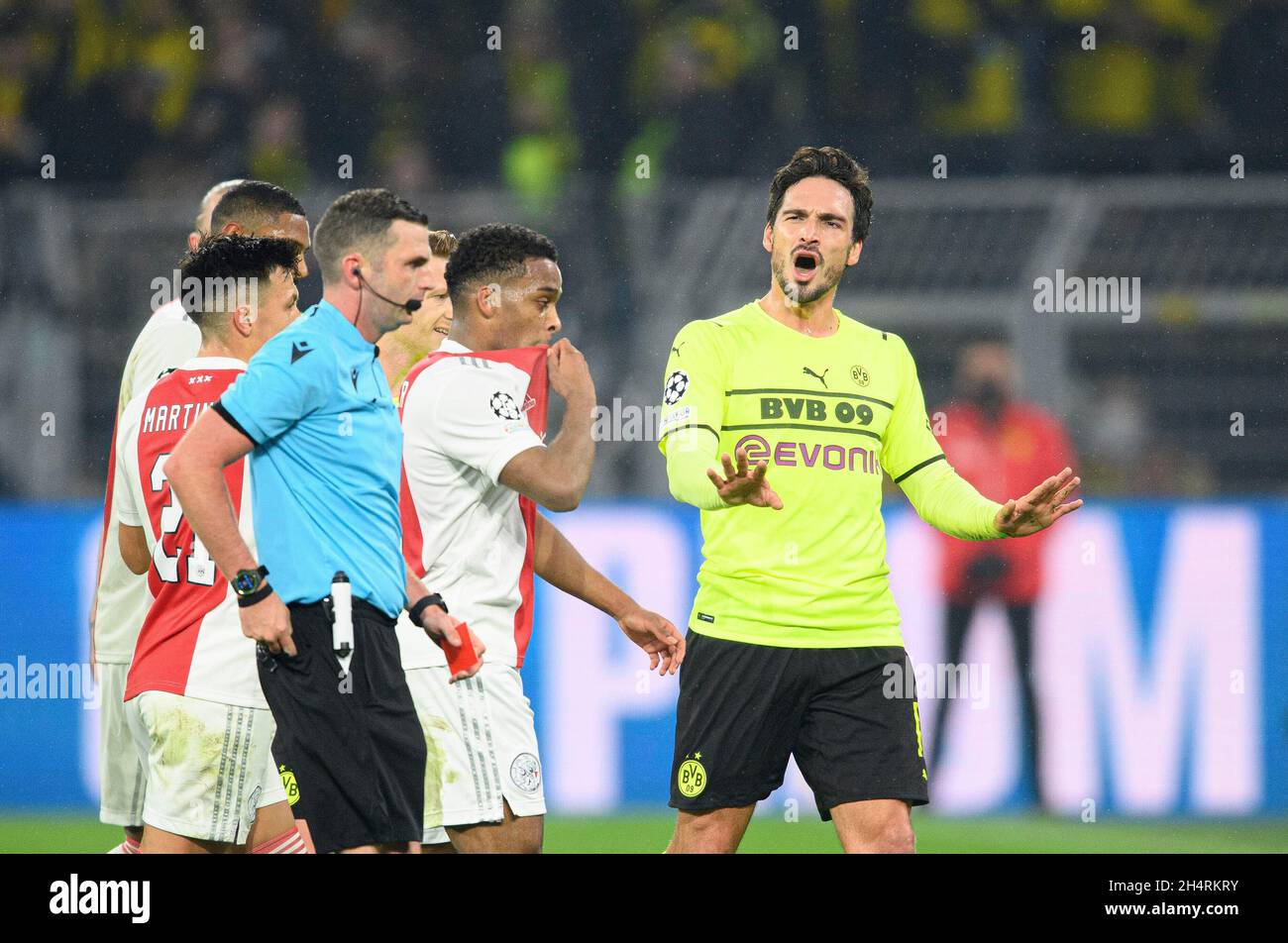 Mats HUMMELS r. (DO) complains to referee Michael OLIVER (ENG) after ...