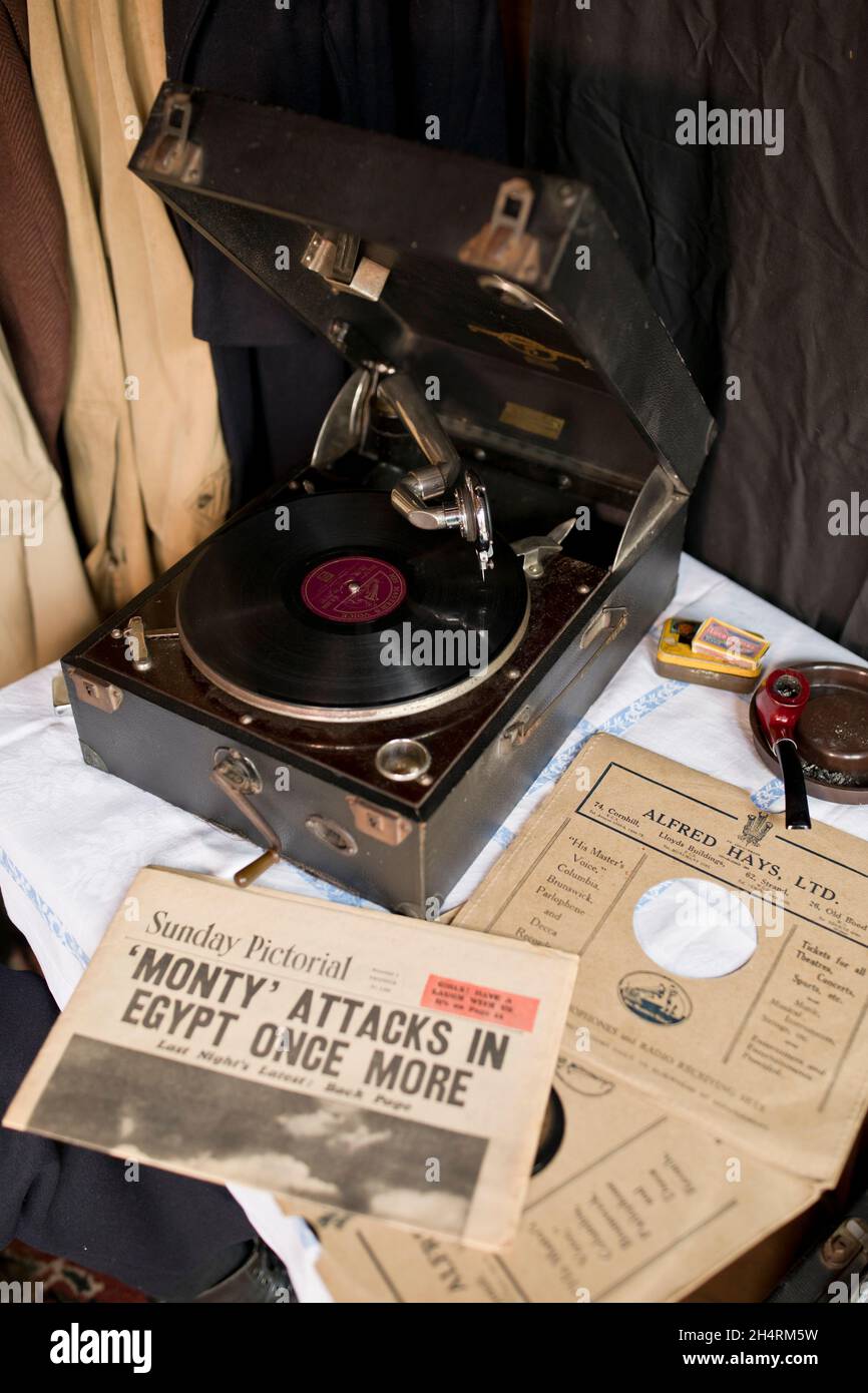 Record player 1940s hi-res stock photography and images - Alamy