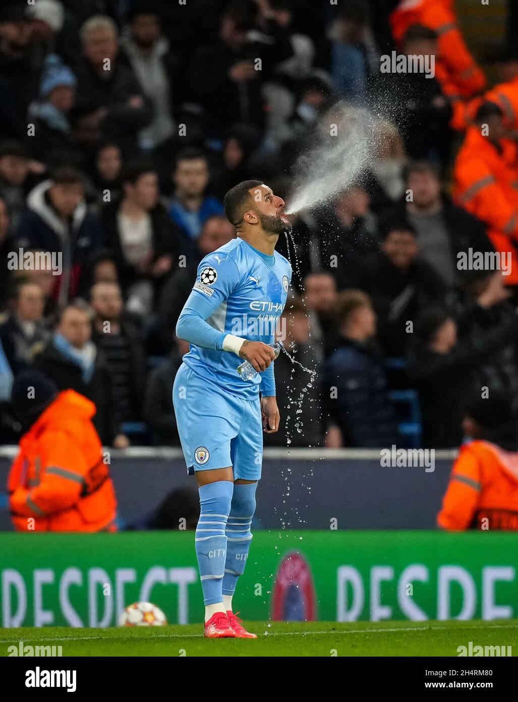 Manchester, UK. 03rd Nov, 2021. Kyle Walker of Man City with water pre ...