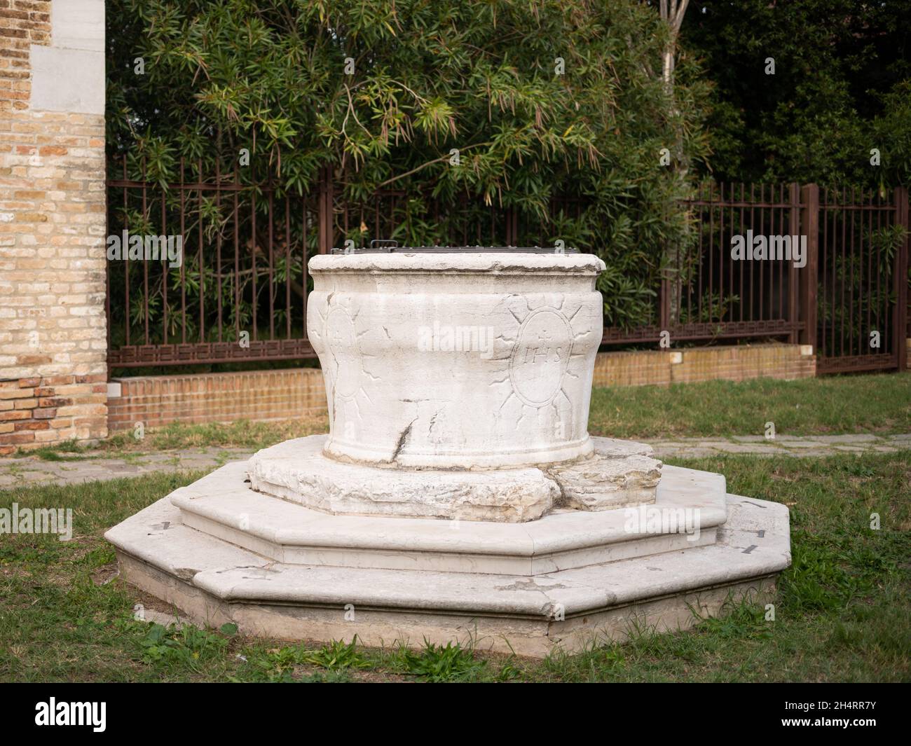 Well made of stone hi-res stock photography and images - Alamy