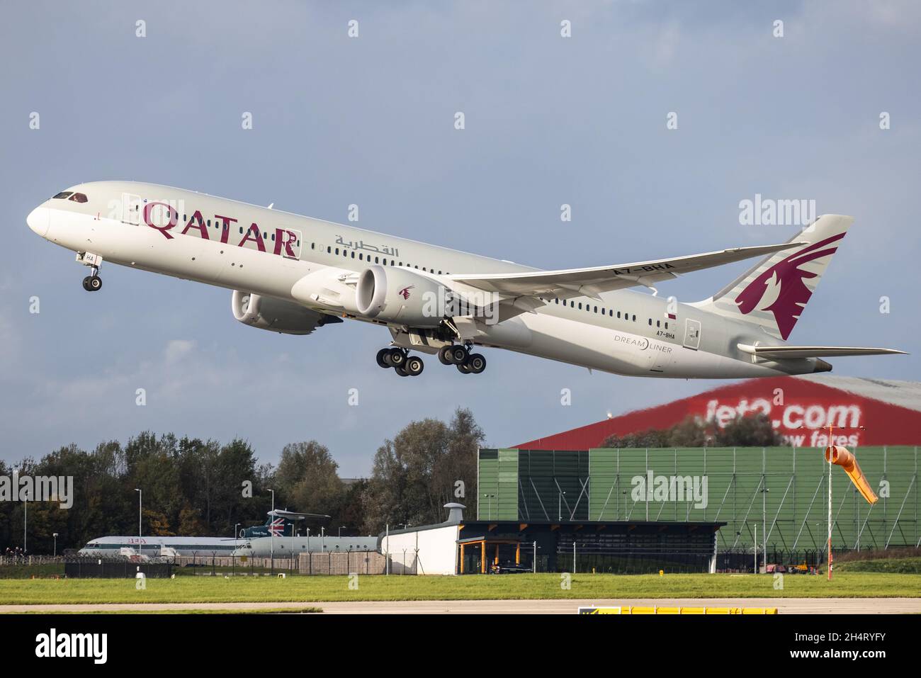 Qatar boeing 787 8 dreamliner hi-res stock photography and images - Alamy