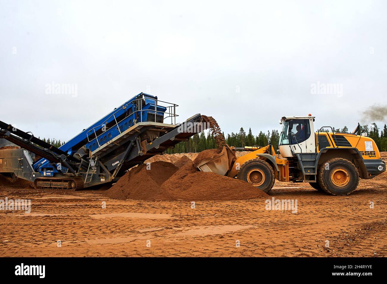 Wheeled earthmover bucket hi-res stock photography and images - Alamy