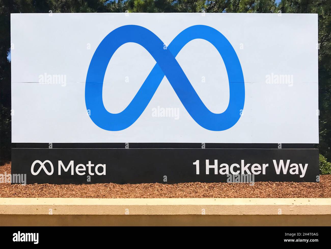 Big tech facebook logo hi-res stock photography and images - Alamy