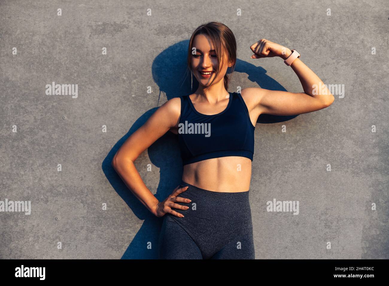 Woman bodybuilder showing muscles body hi-res stock photography and ...