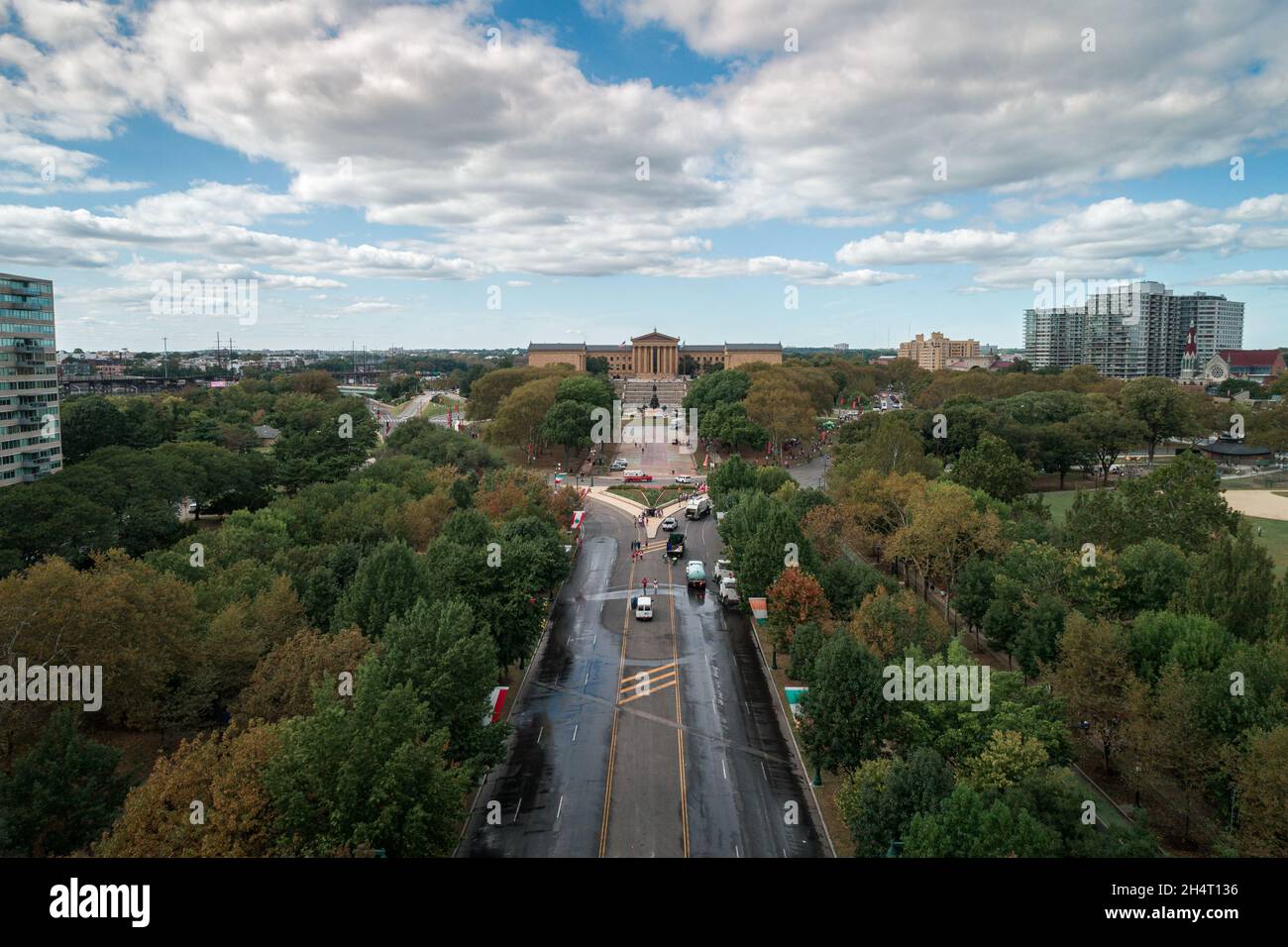 Benjamin Franklin Pkwy and Museum of Art in Philadelphia, Pennsylvania ...