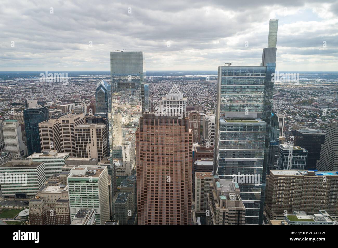 Reflection on skyscrapers hi-res stock photography and images - Alamy