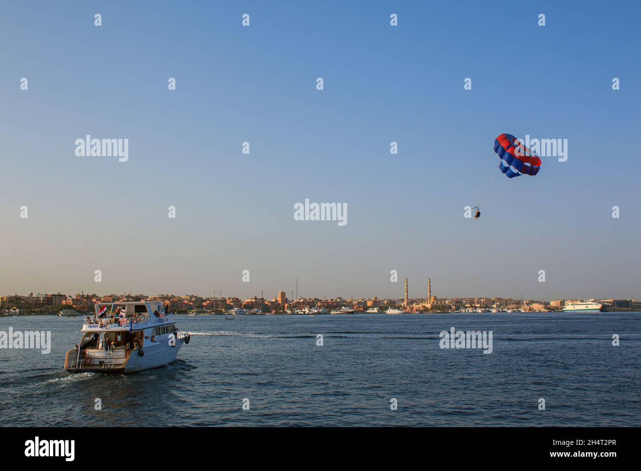 Parasailer hi-res stock photography and images - Alamy