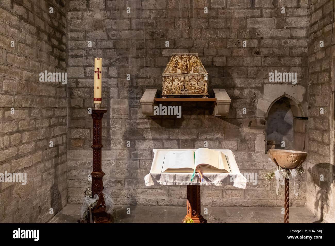 Inside catholic church tabernacle hi-res stock photography and images ...