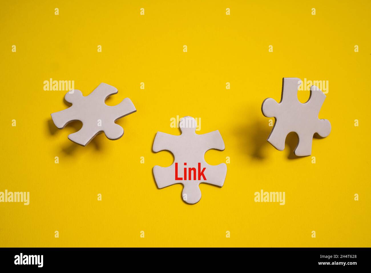 the concept of links between puzzle pieces Stock Photo - Alamy