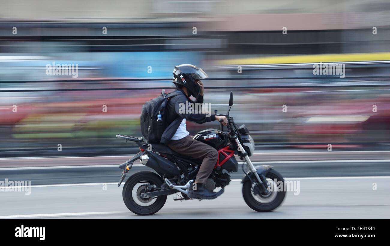 Panning shots hi-res stock photography and images - Alamy