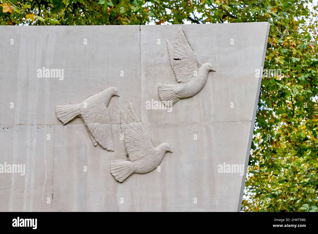 Animals in war memorial pigeon Stock Photo - Alamy