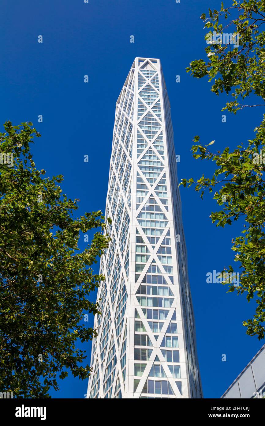 Exterior of Newfoundland Quay residential skyscraper in CanaryWharf ...