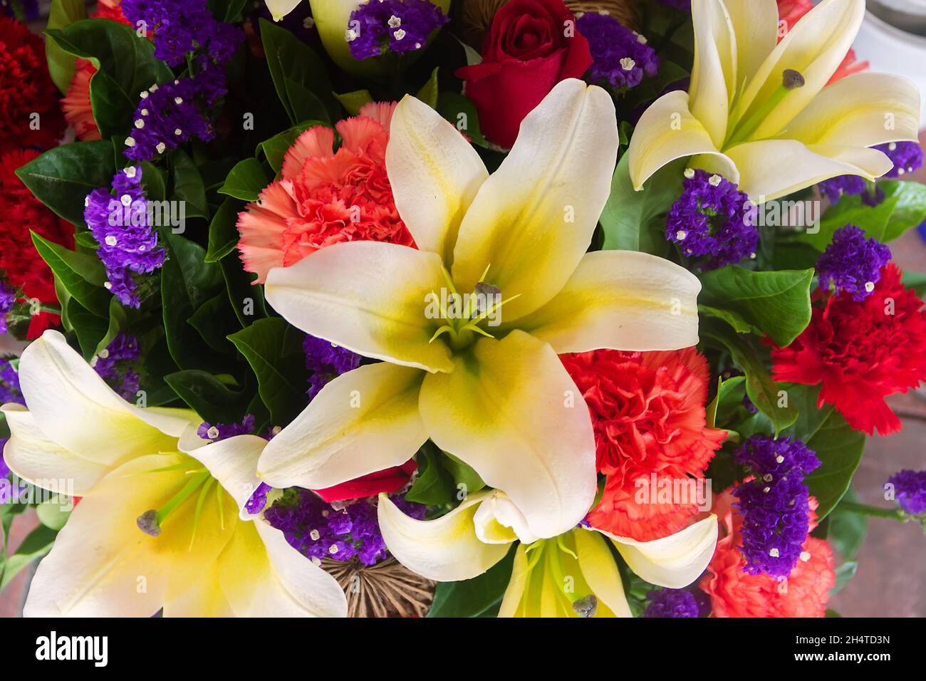 Drawing up Oriental luxury flower bouquets in Southeast Asian countries ...