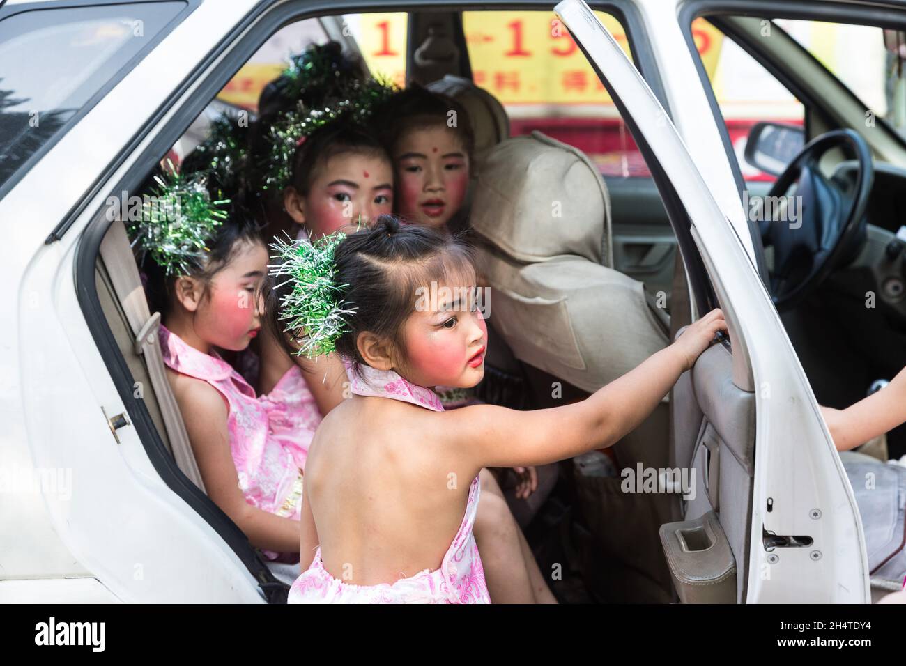 Traditional chinese dresses hi-res stock photography and images - Alamy