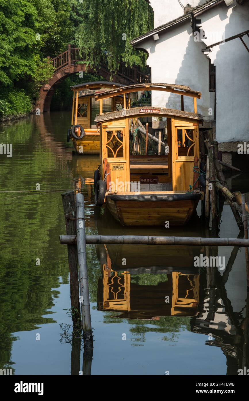 China traditional chinese wooden boats hi-res stock photography and ...
