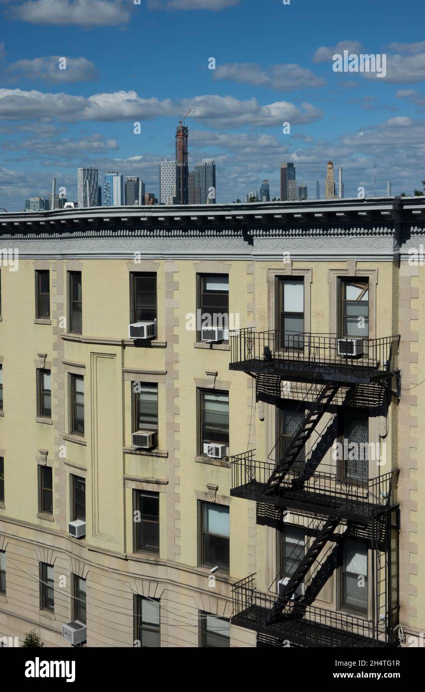 Manhattan skyline in the background with Park Slope apartment buildings ...