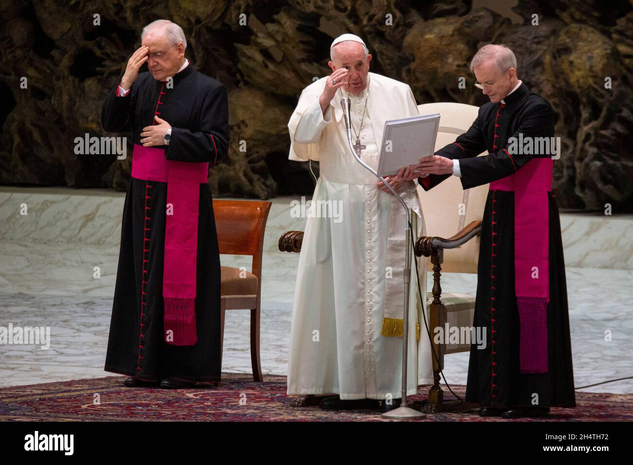 Pope Francis delivers his blessing during the General Audience ...